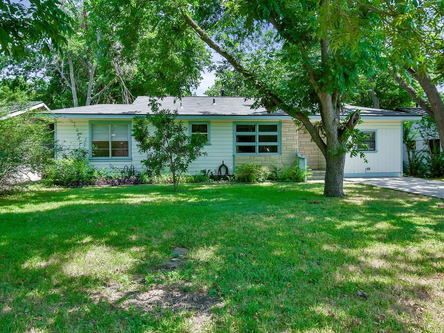 1407 Kent St, Taylor, TX 76574 | Zillow