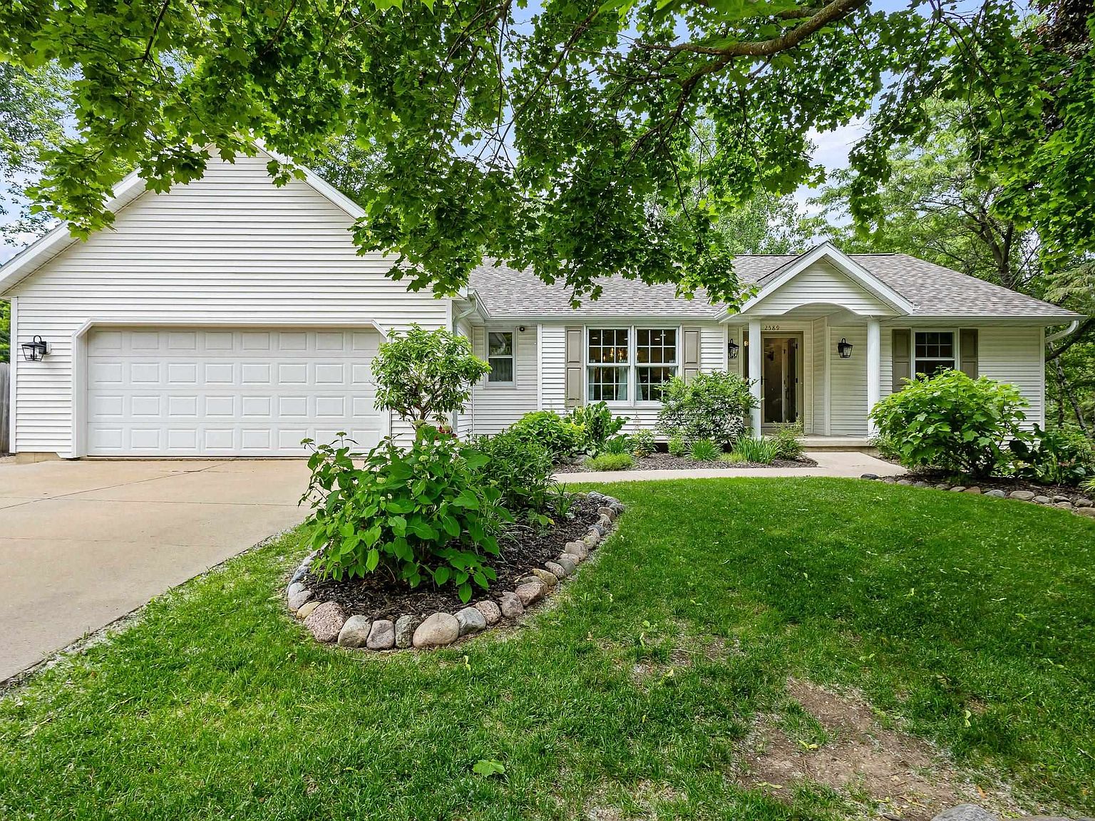 2589 Deckner Ave, Green Bay, WI 54302 | Zillow