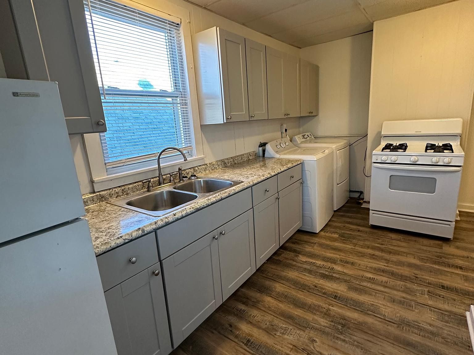 334 W Maple St APT 2E, Jeffersonville, IN 47130 | Zillow