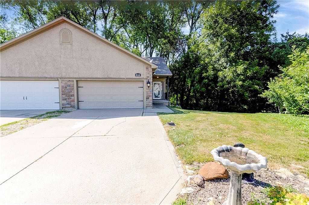 634 E Spring St, Bonner Springs, KS 66012 | Zillow