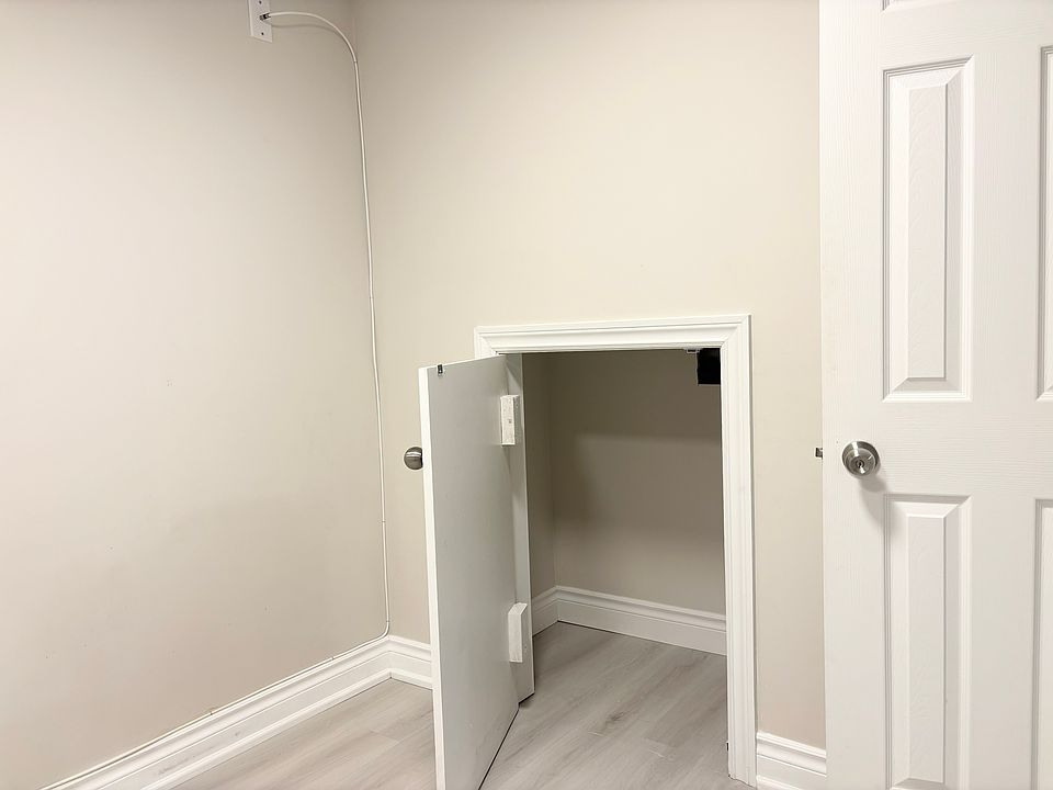 1080 Dream Crest Rd #2, Mississauga, ON L5V 1N5 | Zillow