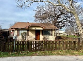204 Taylor St, Bowie, TX 76230 | MLS #20754066 | Zillow