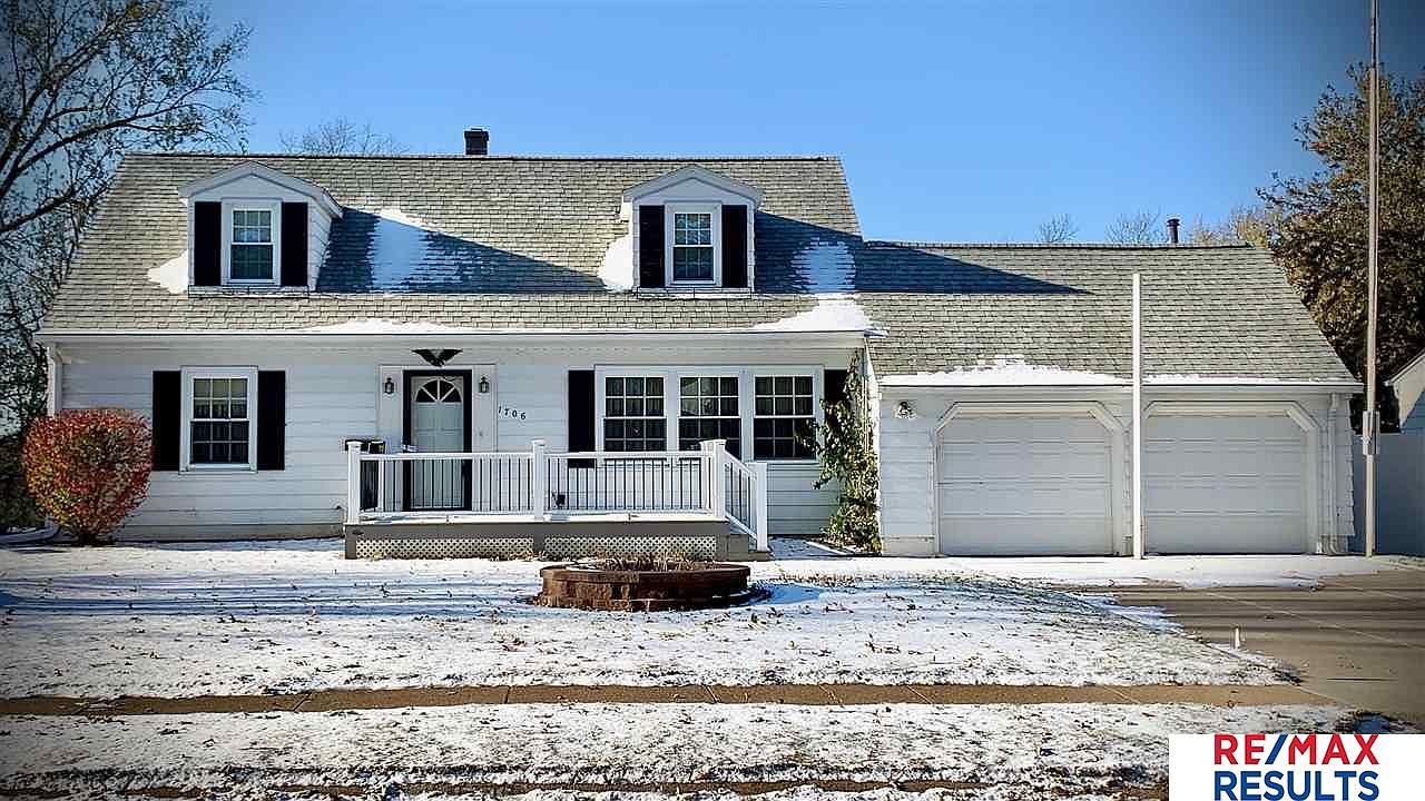 1706 Hillside Dr, Omaha, NE 68114 | Zillow