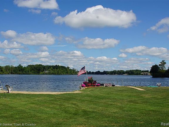 3500 W Silver Lake Rd, Fenton, MI 48430 | MLS #2200059380 | Zillow