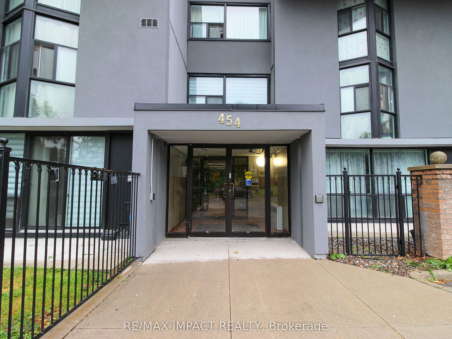 454 Centre St S #112, Oshawa, ON L1H 4C2 | MLS #E12567744 | Zillow