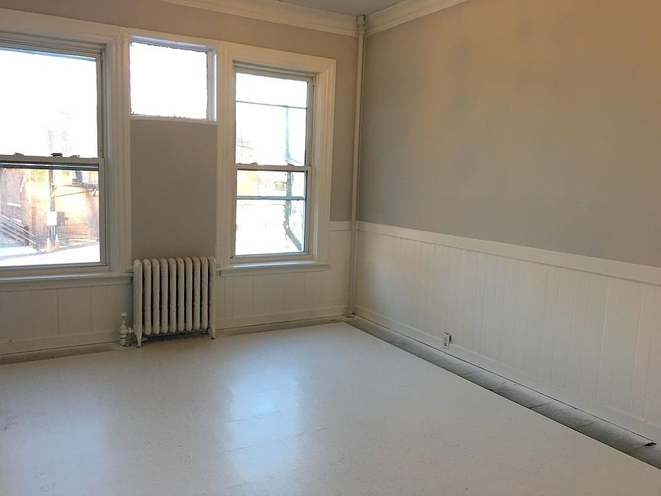 33 Russell St Worcester MA | Zillow