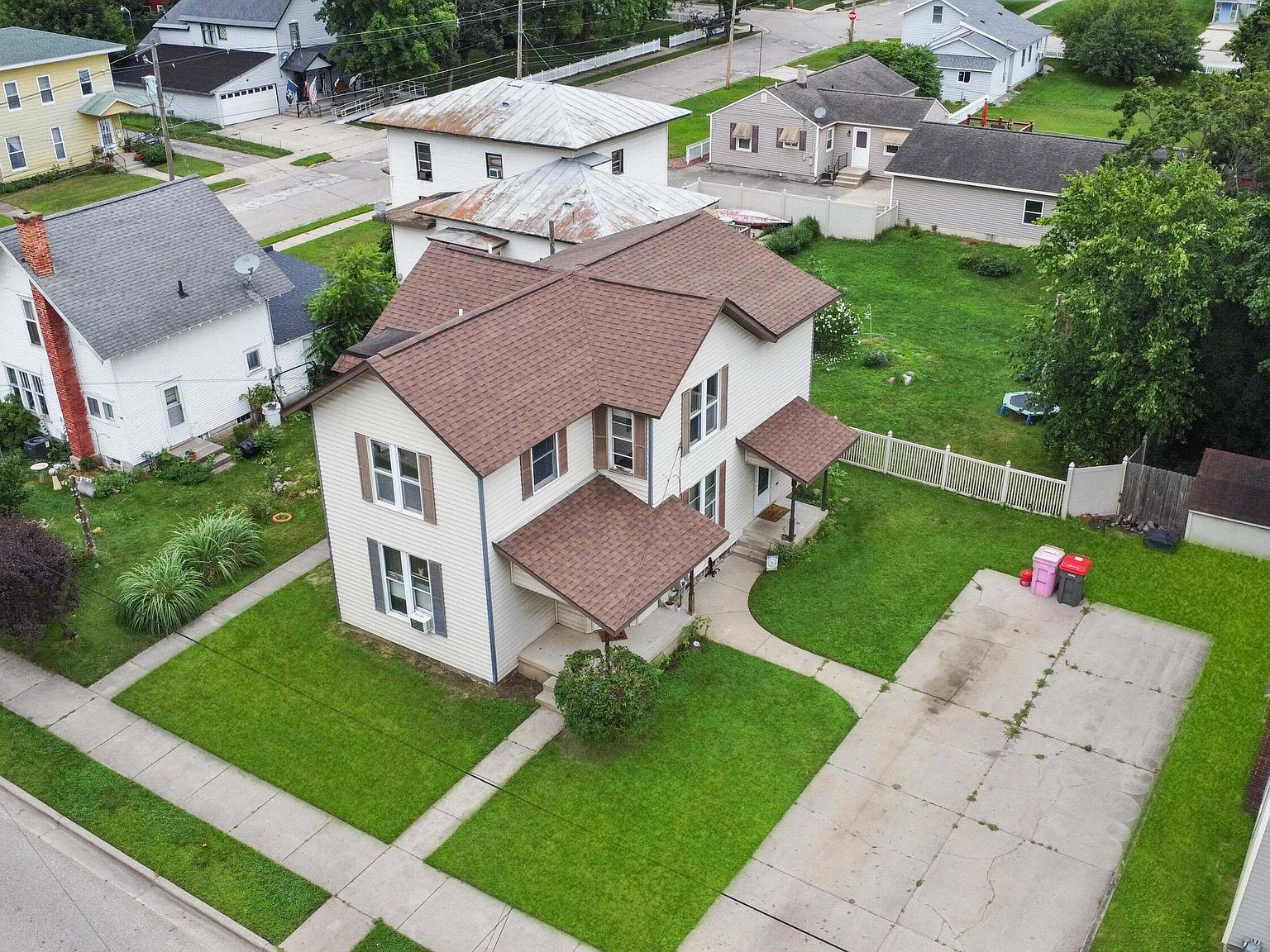 117 N Jefferson St, Lowell, MI 49331 | Zillow
