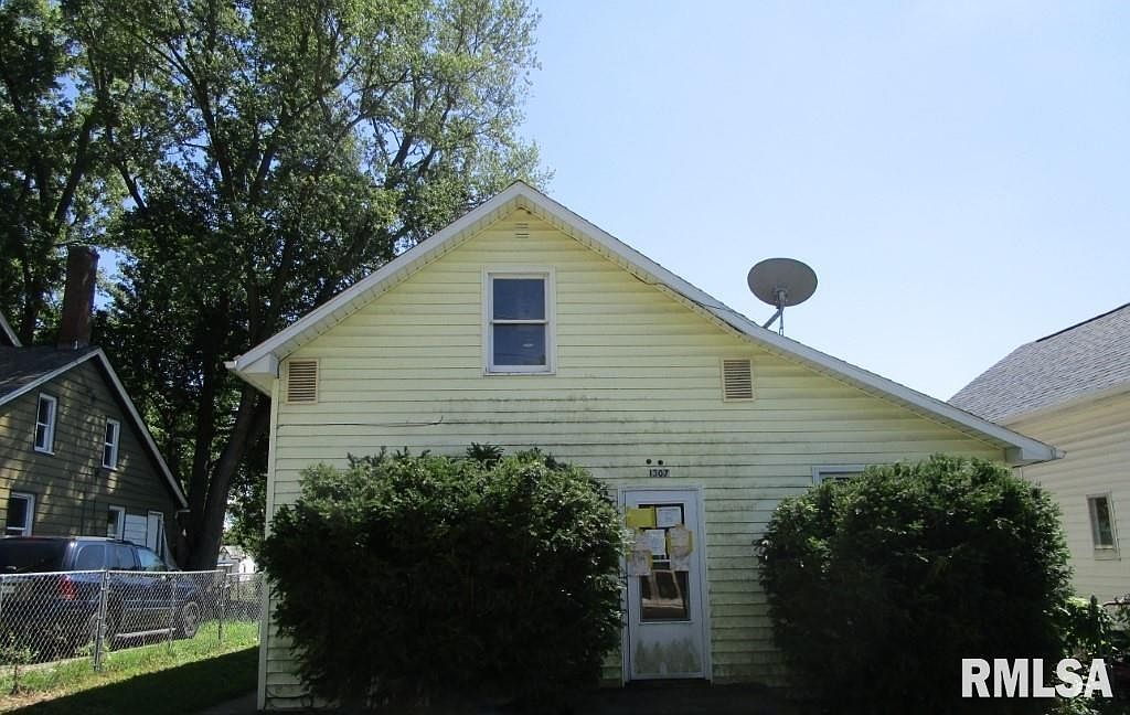 1307 W 8th St, Davenport, IA 52802 | Zillow
