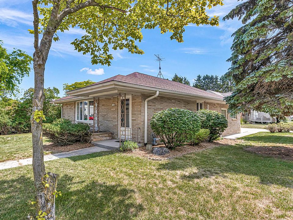 1035 Pershing Ave, Sheboygan, WI 53083 | MLS #1843019 | Zillow