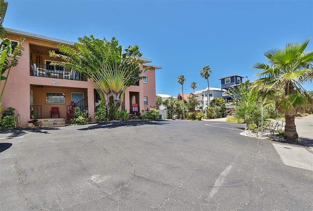 7710 Bayshore Dr APT 4, Treasure Island, FL 33706 | Zillow