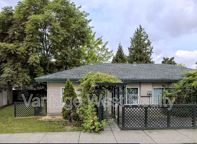 2122 Richter St, Kelowna, BC V1Y 2N8 | Zillow