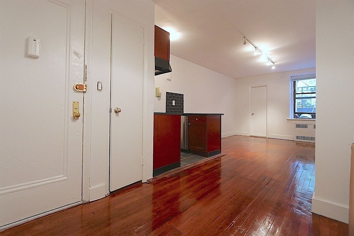 47 Jane St APT 4, New York, NY 10014 | Zillow