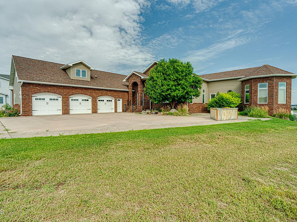 1916 Harding Pl, Bismarck, ND 58501 | MLS #4009134 | Zillow