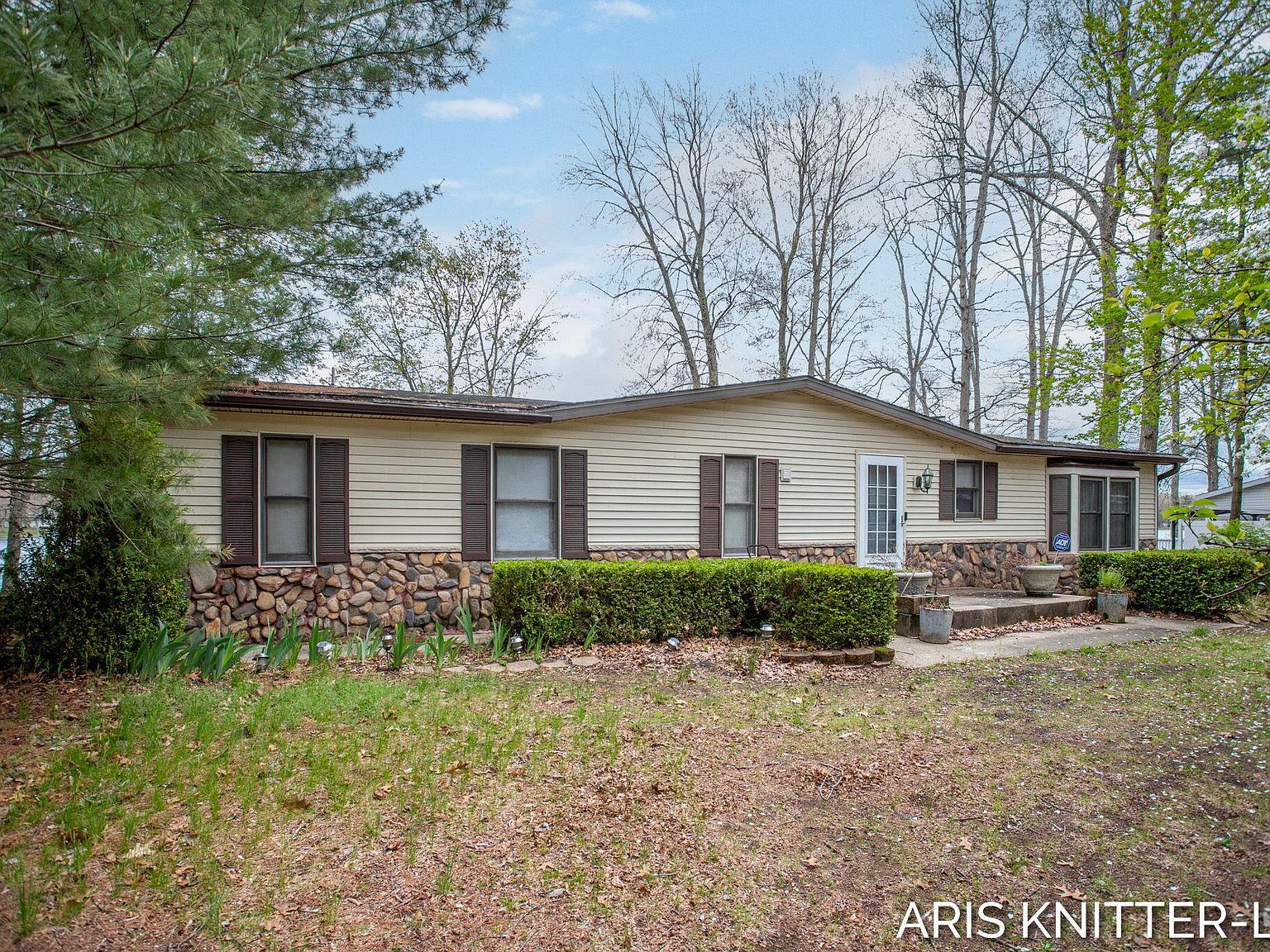 1011 55th St, Pullman, MI 49450 | MLS #24025467 | Zillow