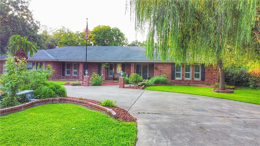 1514 W Lake Dr, Taylor, TX 76574 | Zillow