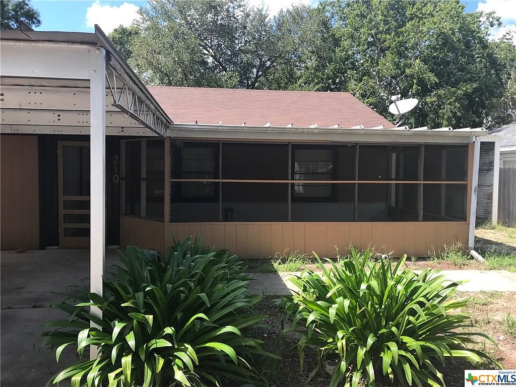 210 Sandra St, Edna, TX 77957 | Zillow