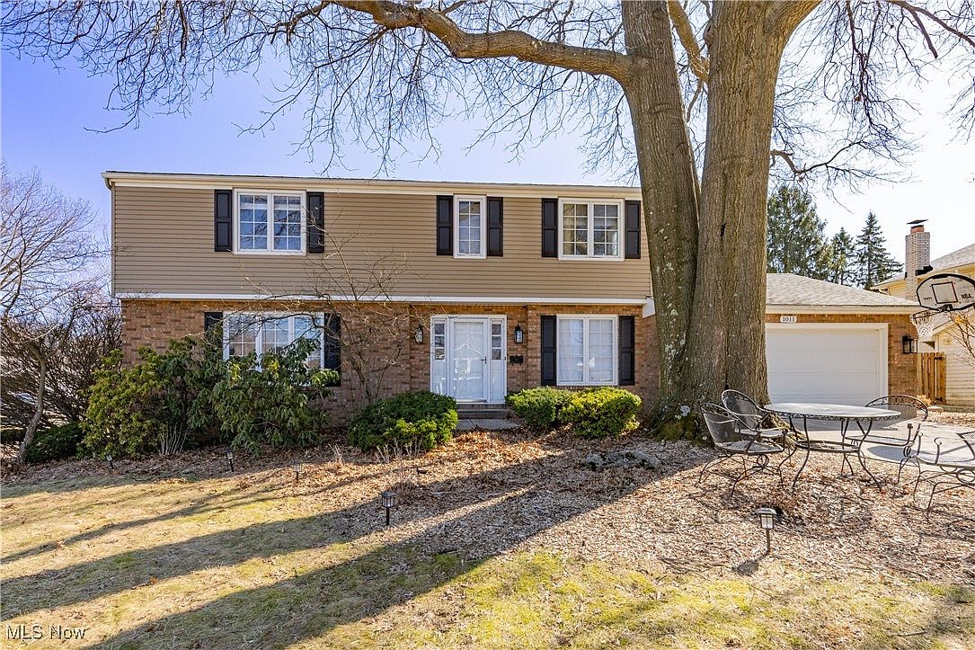 1011 Pinewood Cir, Lyndhurst, OH 44124 | Zillow