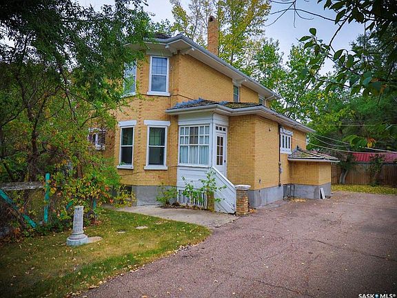 200 1st STREET W, Ponteix, SK S0N 1Z0 | MLS #SK984138 | Zillow