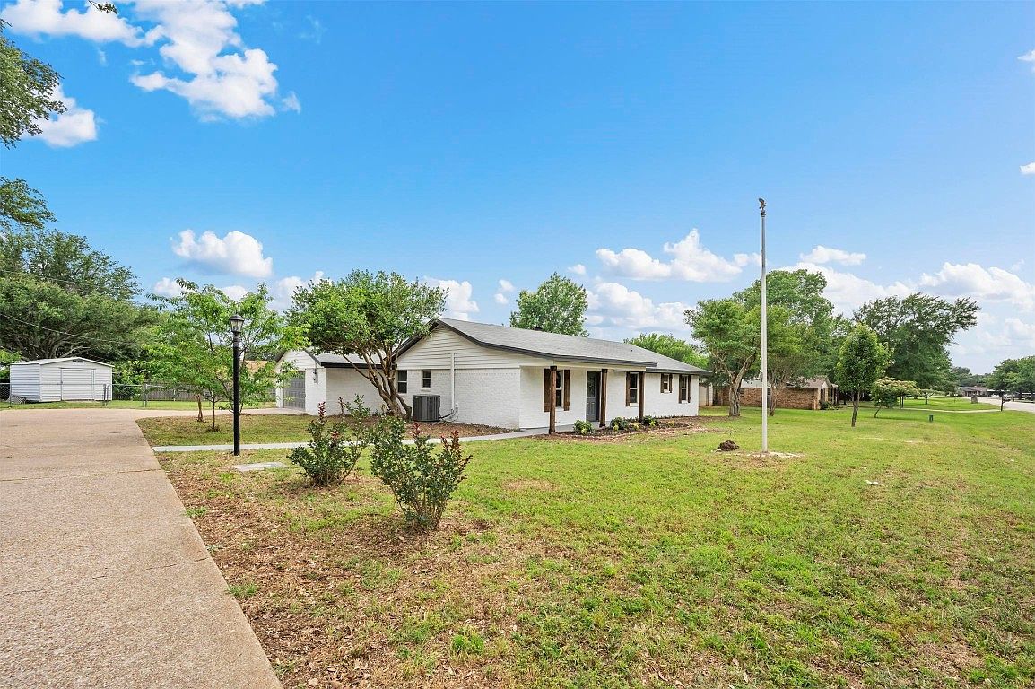 232 E Brian St, Burleson, TX 76028 | Zillow