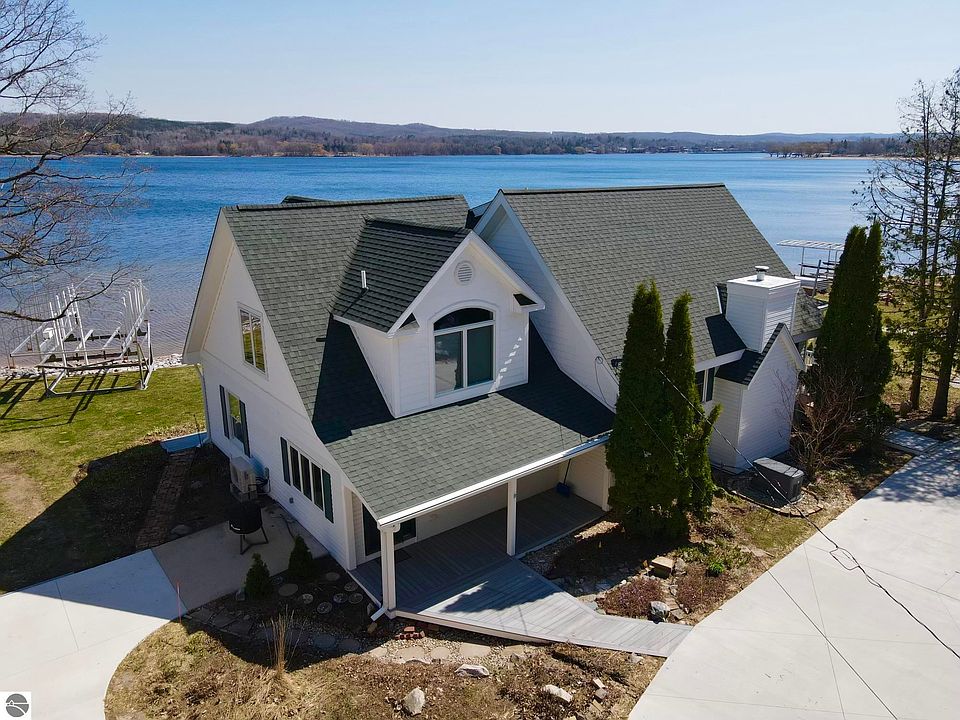 512 N Lake St, East Jordan, MI 49727 | MLS #1910980 | Zillow