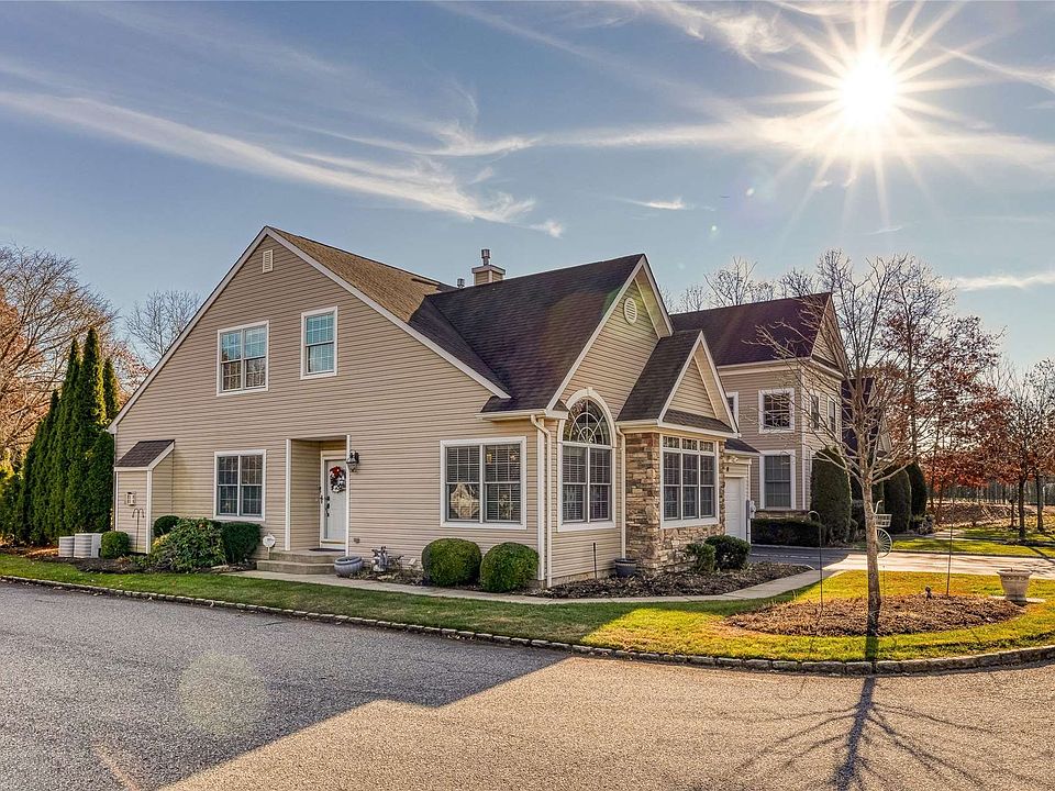18 Eagle Circle UNIT 18, Bohemia, NY 11716 | Zillow