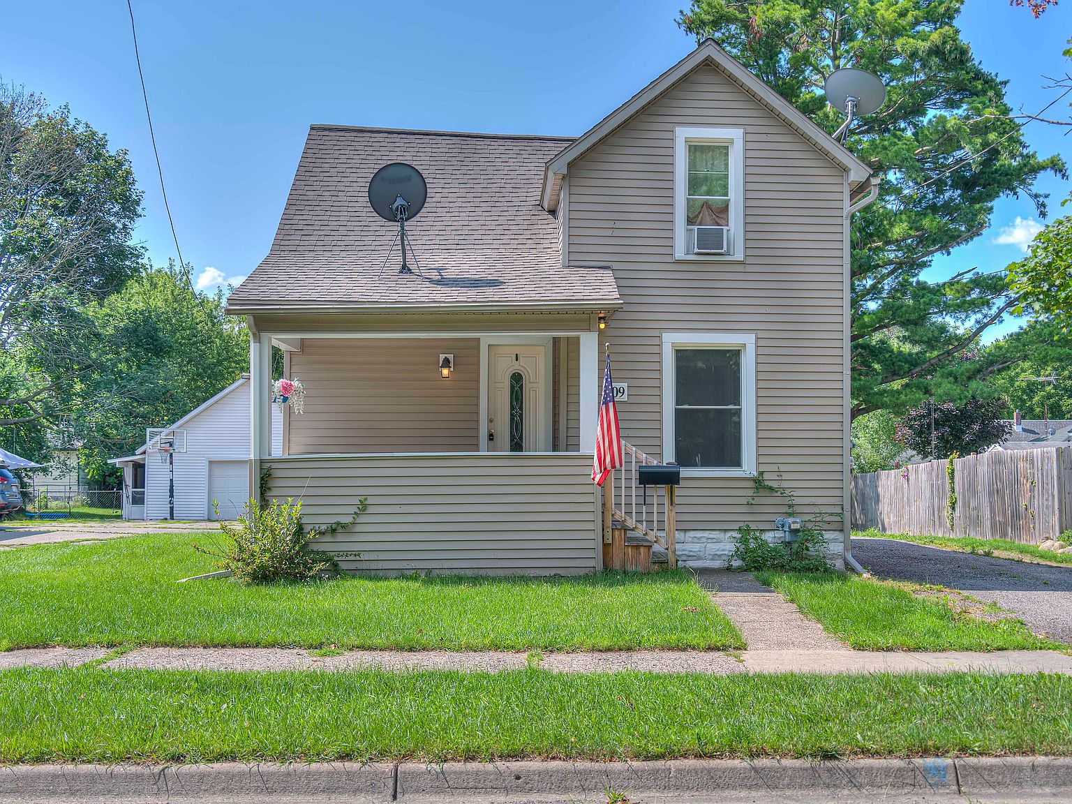 909 W Ganson St, Jackson, MI 49202 | Zillow