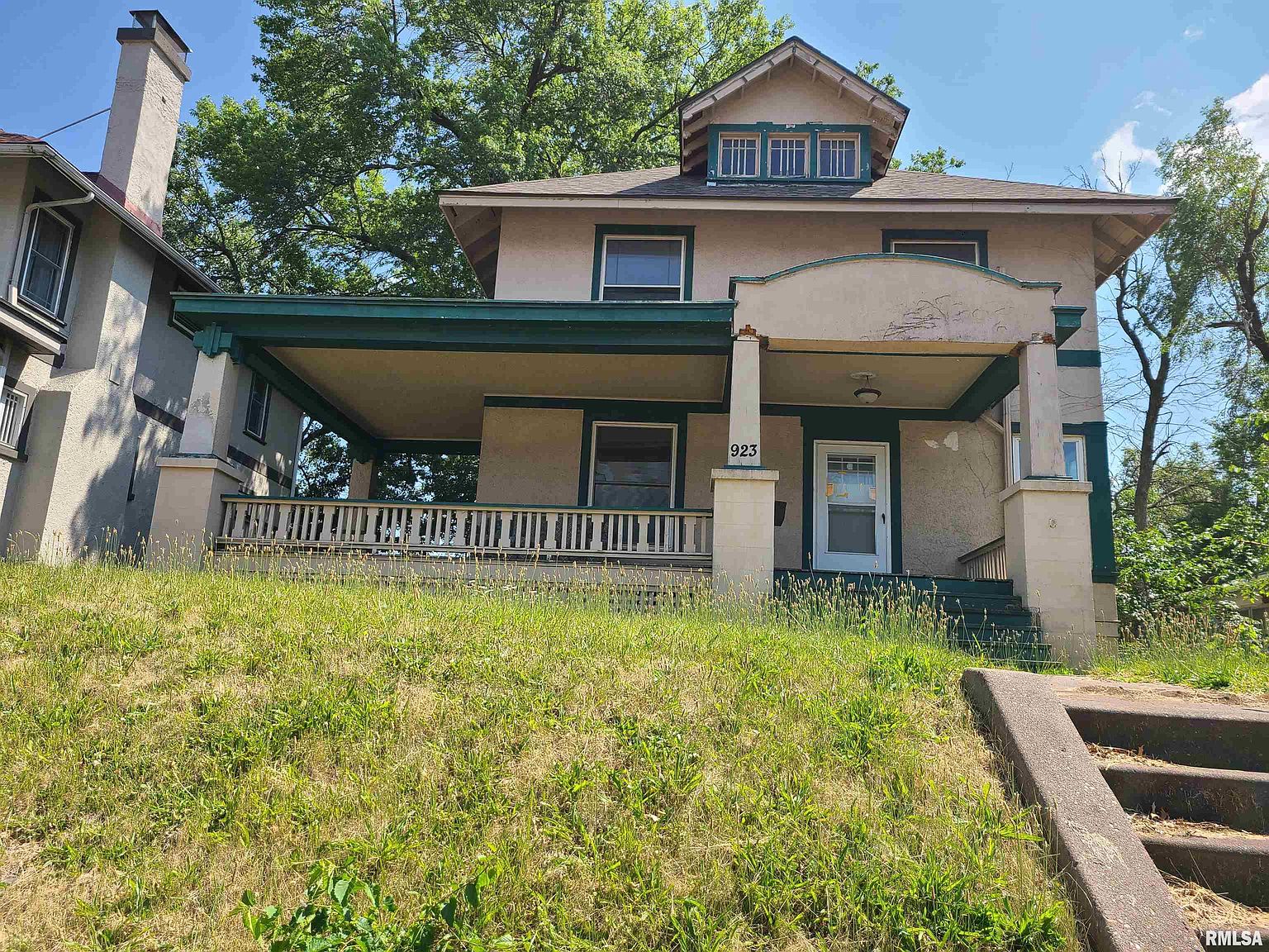 923 W Locust St, Davenport, IA 52804 | Zillow