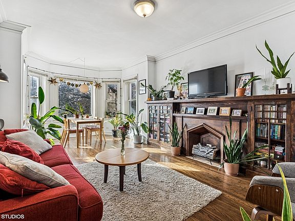 2913 N Sacramento Ave, Chicago, IL 60618 | Zillow