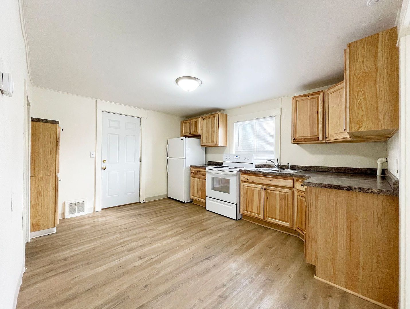 219 Saint Peter Ave SE, Minot, ND 58701 | Zillow
