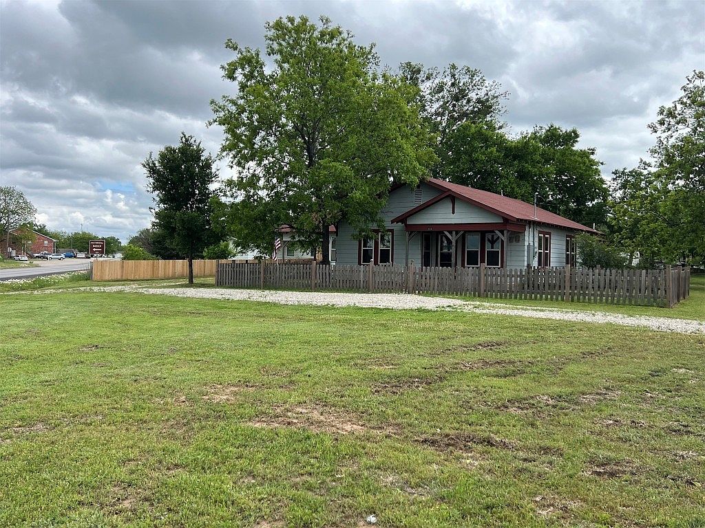 204 N Howard St, Alvord, TX 76225 | MLS #20314769 | Zillow