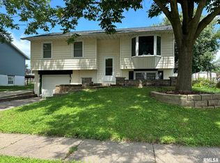 1739 W 58th St, Davenport, IA 52806 | Zillow