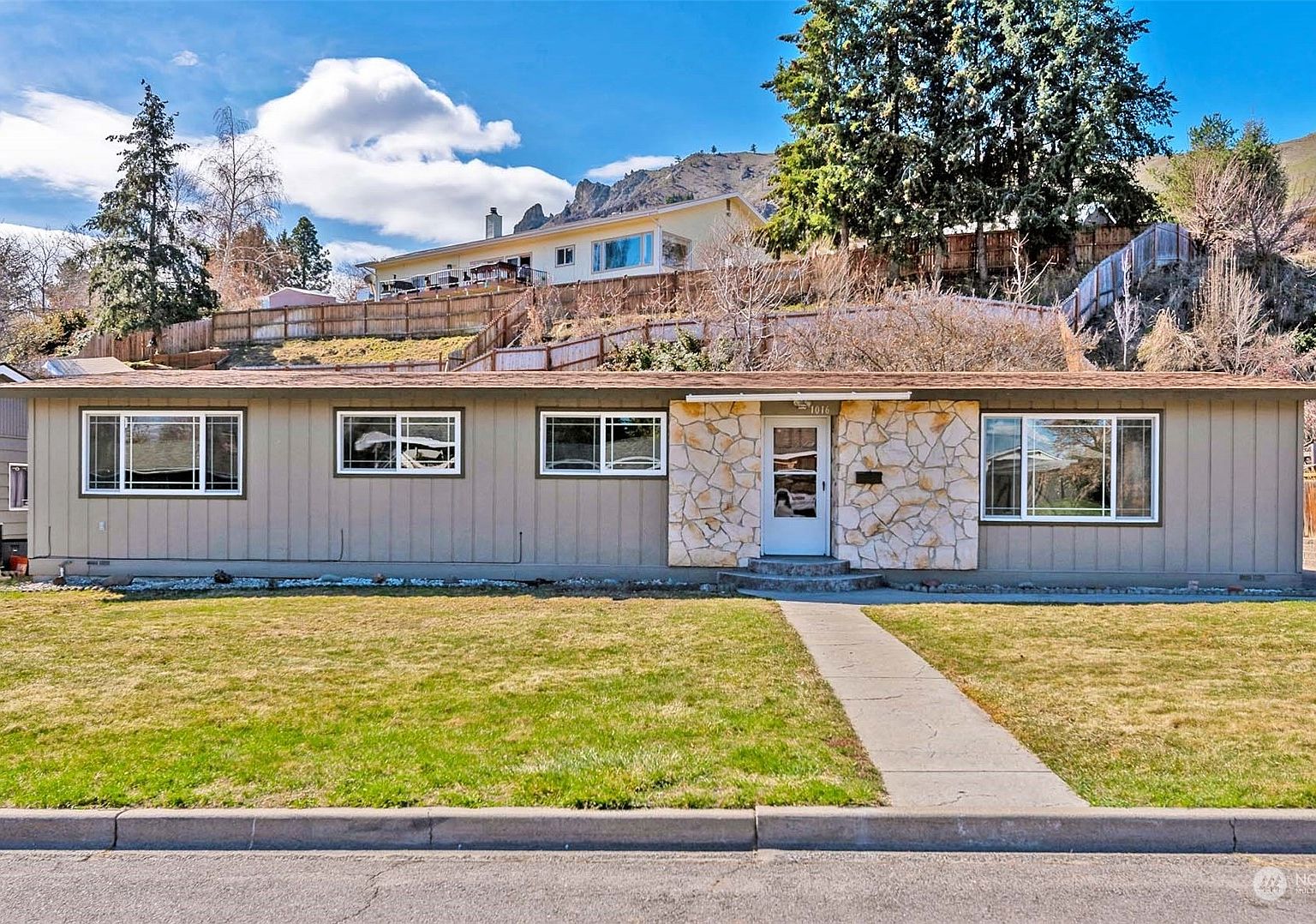 1016 Vista Place, Wenatchee, WA 98801 | MLS #2051919 | Zillow
