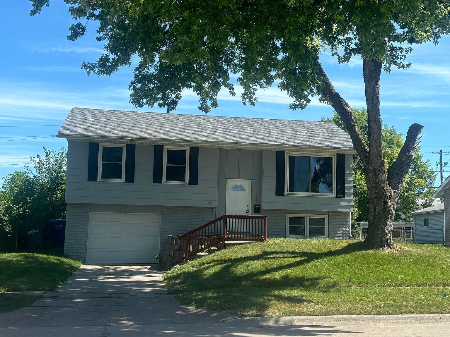 2408 Maplecrest Rd, Bettendorf, IA 52722 | Zillow