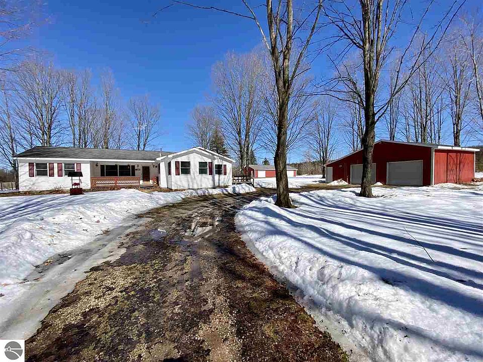 8430 W 26th Rd, Mesick, MI 49668 | Zillow