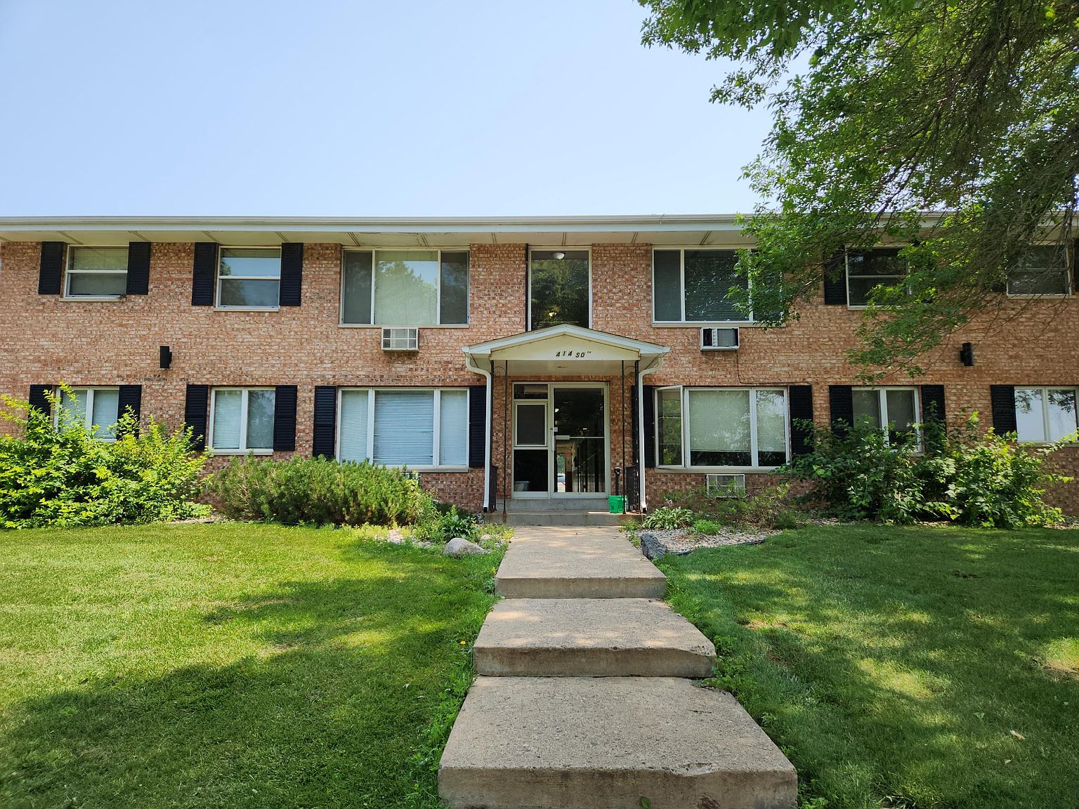 414 S Division St APT 8, Roberts, WI 54023 | Zillow
