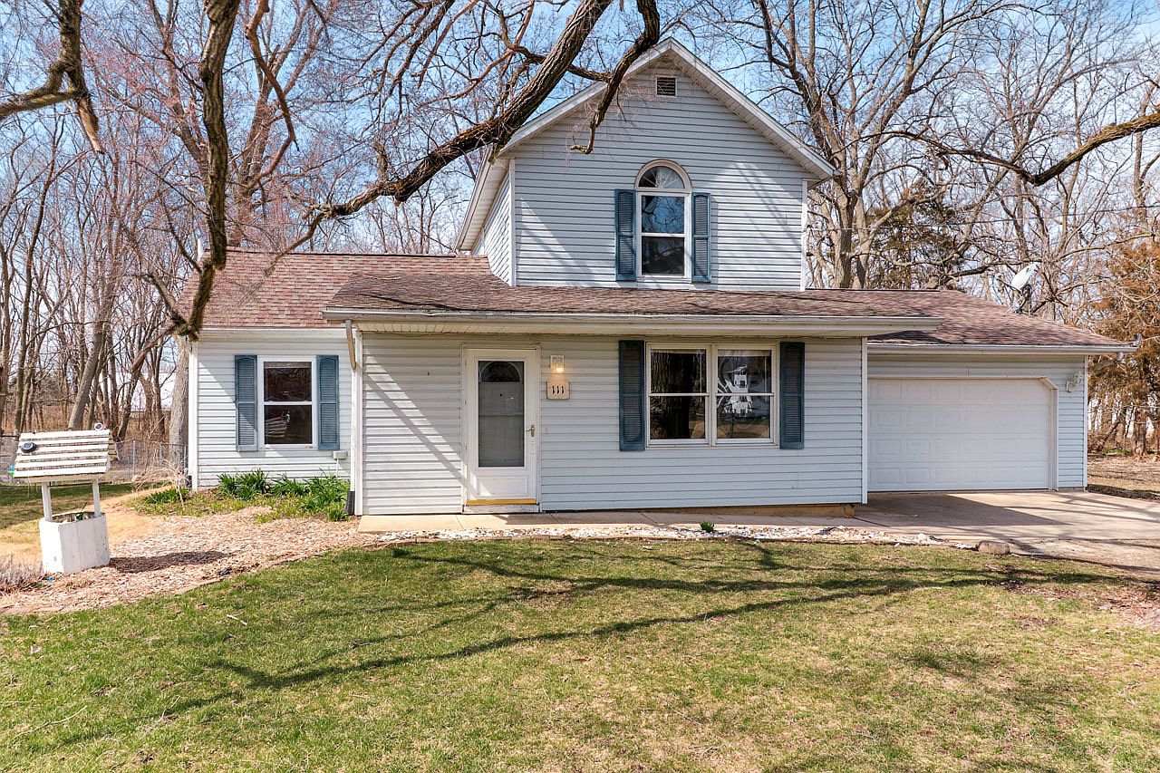 111 S West St, Hudson, IL 61748 | Zillow