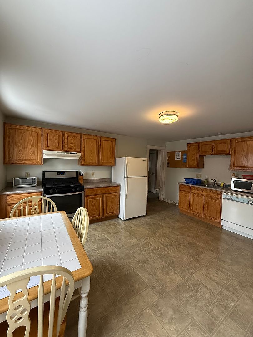 15 Lake St, Amesbury, MA 01913 | Zillow