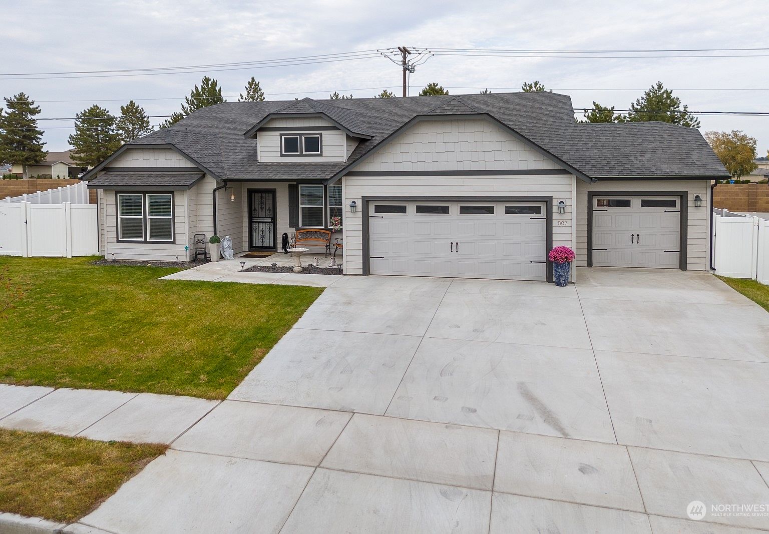 807 N Hooper Drive, Moses Lake, WA 98837 | Zillow