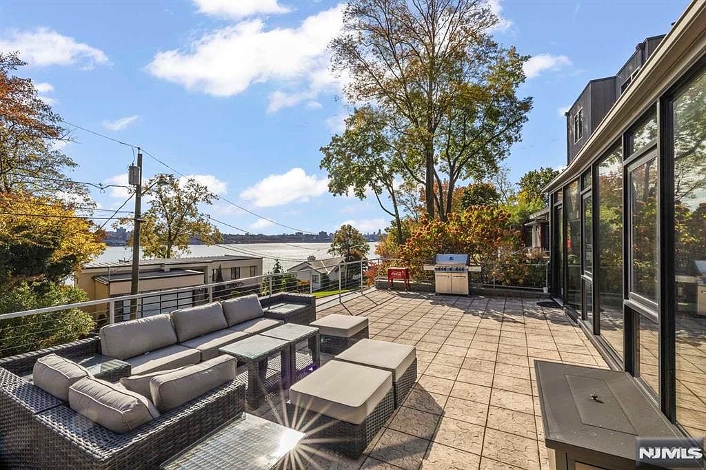 41 Colony Rd, Edgewater, NJ 07020 | MLS #25009594 | Zillow