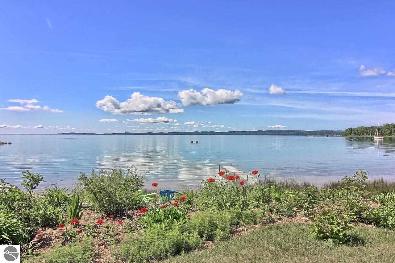 13717 N Northport Point Rd, Northport, MI 49670 | Zillow