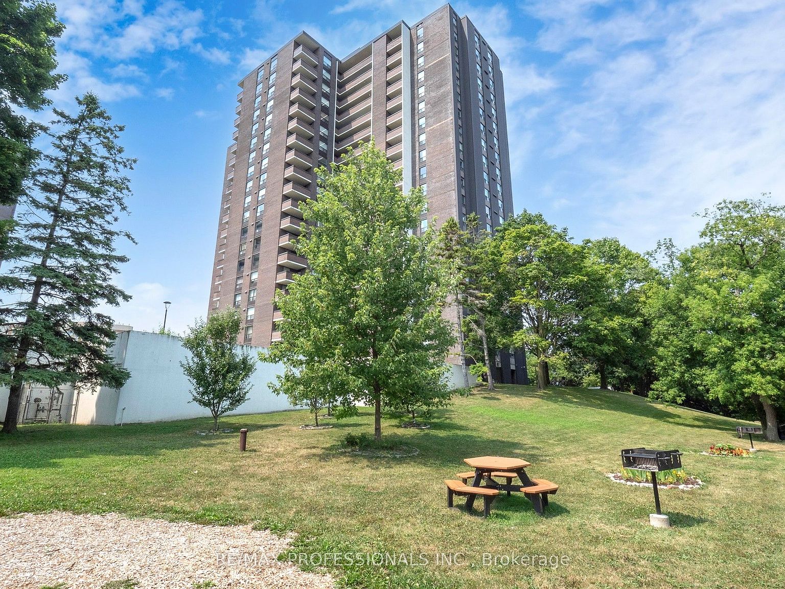 1535 Lakeshore Rd E #806, Mississauga, ON L5E 3E2 | MLS #W12328038 | Zillow