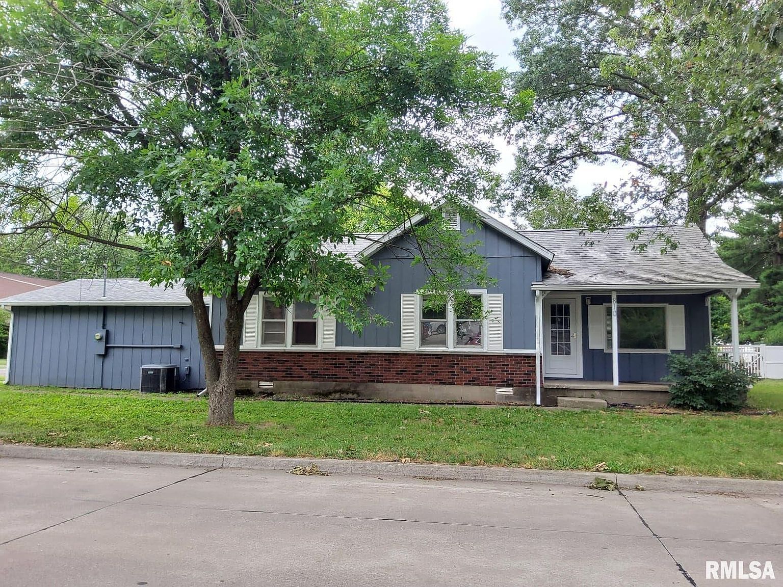 810 N Duquoin St, Benton, IL 62812 | Zillow