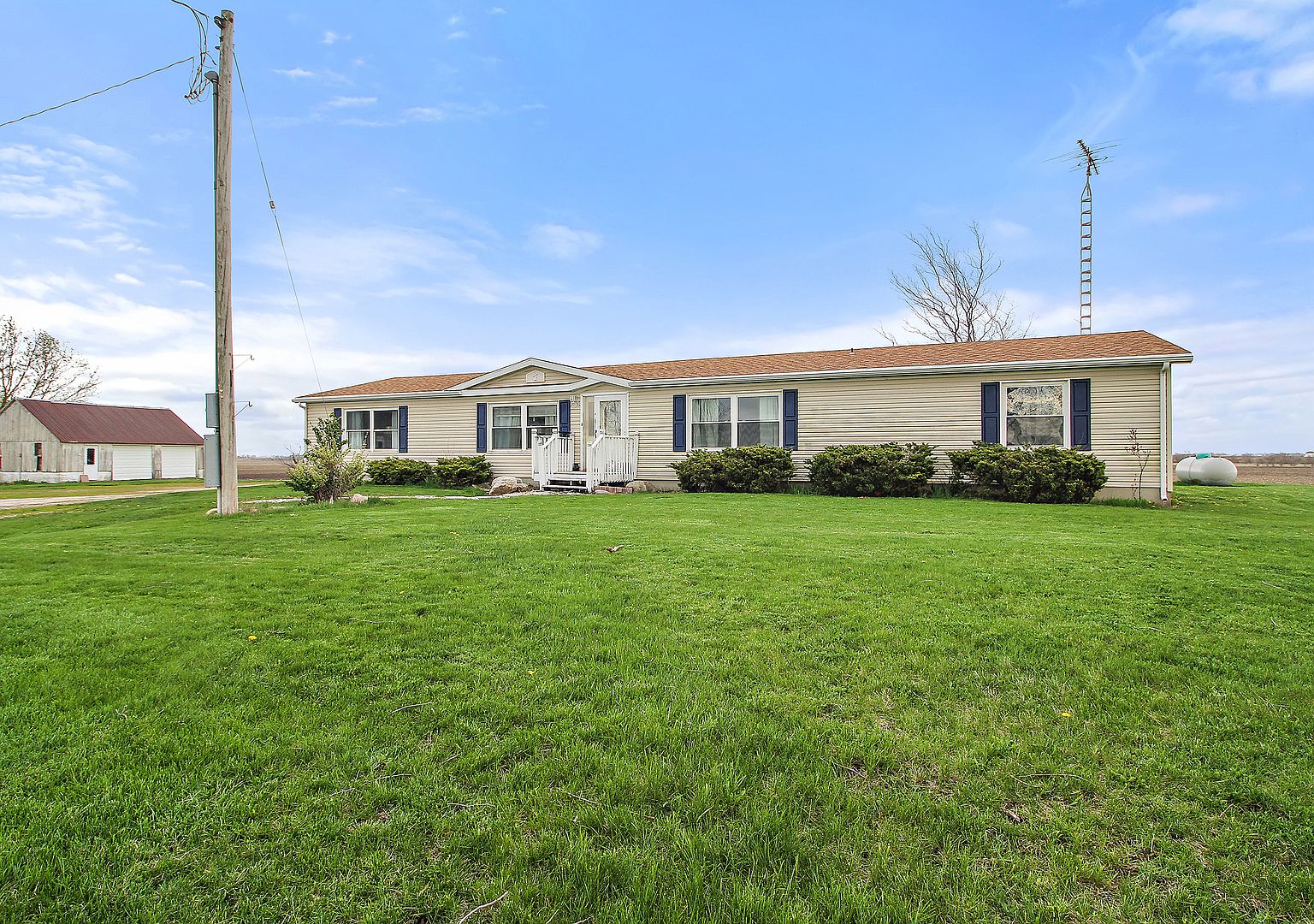 1752 N 1600 East Rd, Thawville, IL 60968 | Zillow