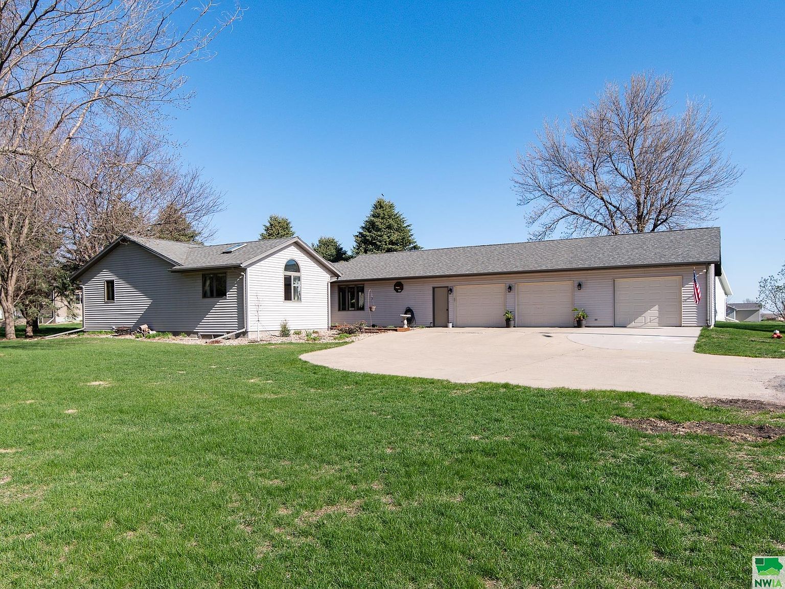 323 Douglas Dr, Inwood, IA 51240 | Zillow