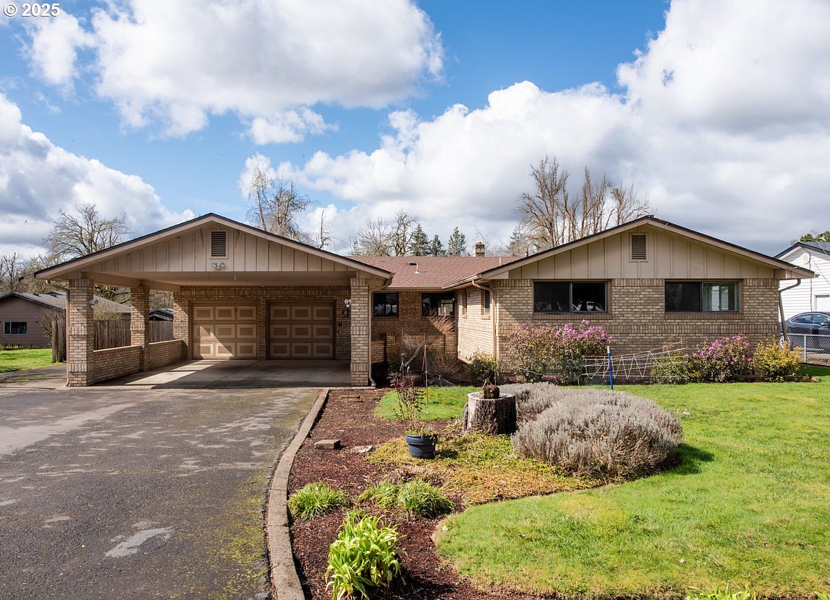 1372 Clearwater Ln, Springfield, OR 97478 | Zillow