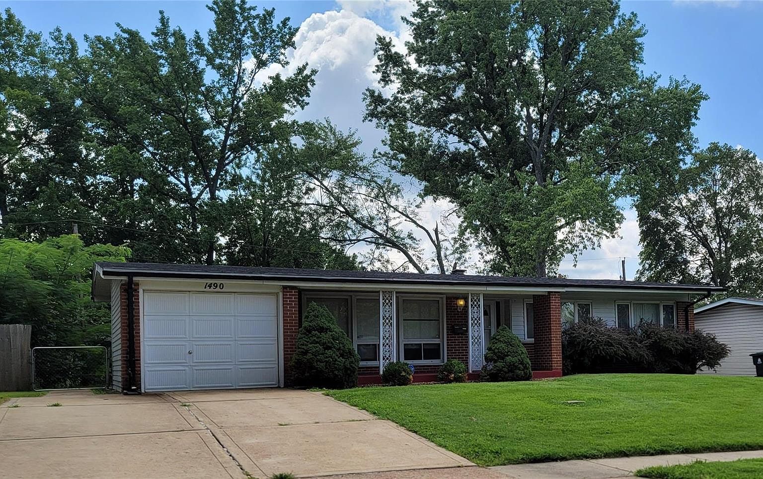 1490 Thoroughbred Ln, Florissant, MO 63033 | MLS #23054667 | Zillow 1490 Thoroughbred Ln, Florissant, MO 63033 | MLS #23054667 | Zillow