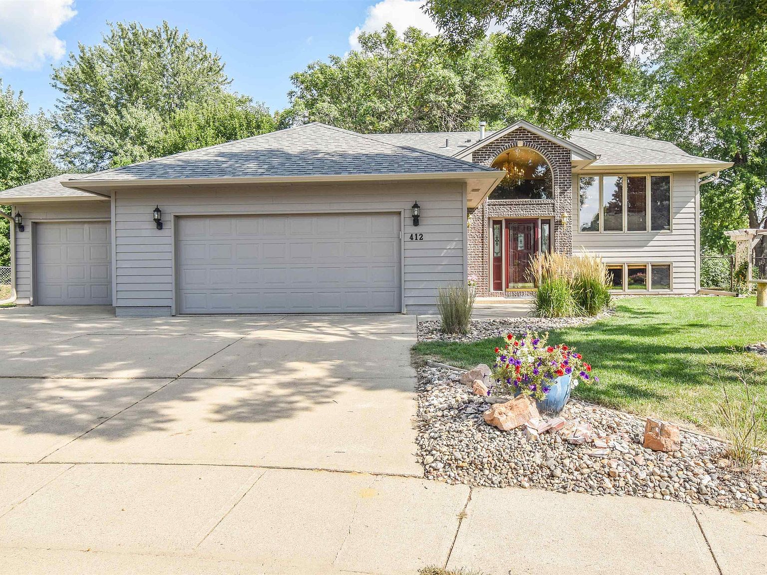 412 N Linwood Ct, Sioux Falls, SD 57103 | MLS #22306030 | Zillow