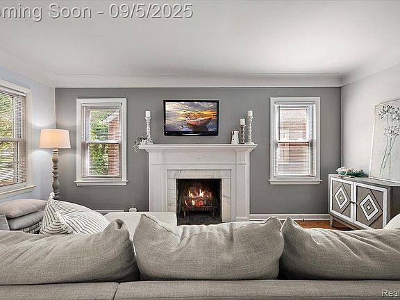 2151 Hawthorne Rd, Grosse Pointe Woods, MI 48236 | MLS #20251032572 ...