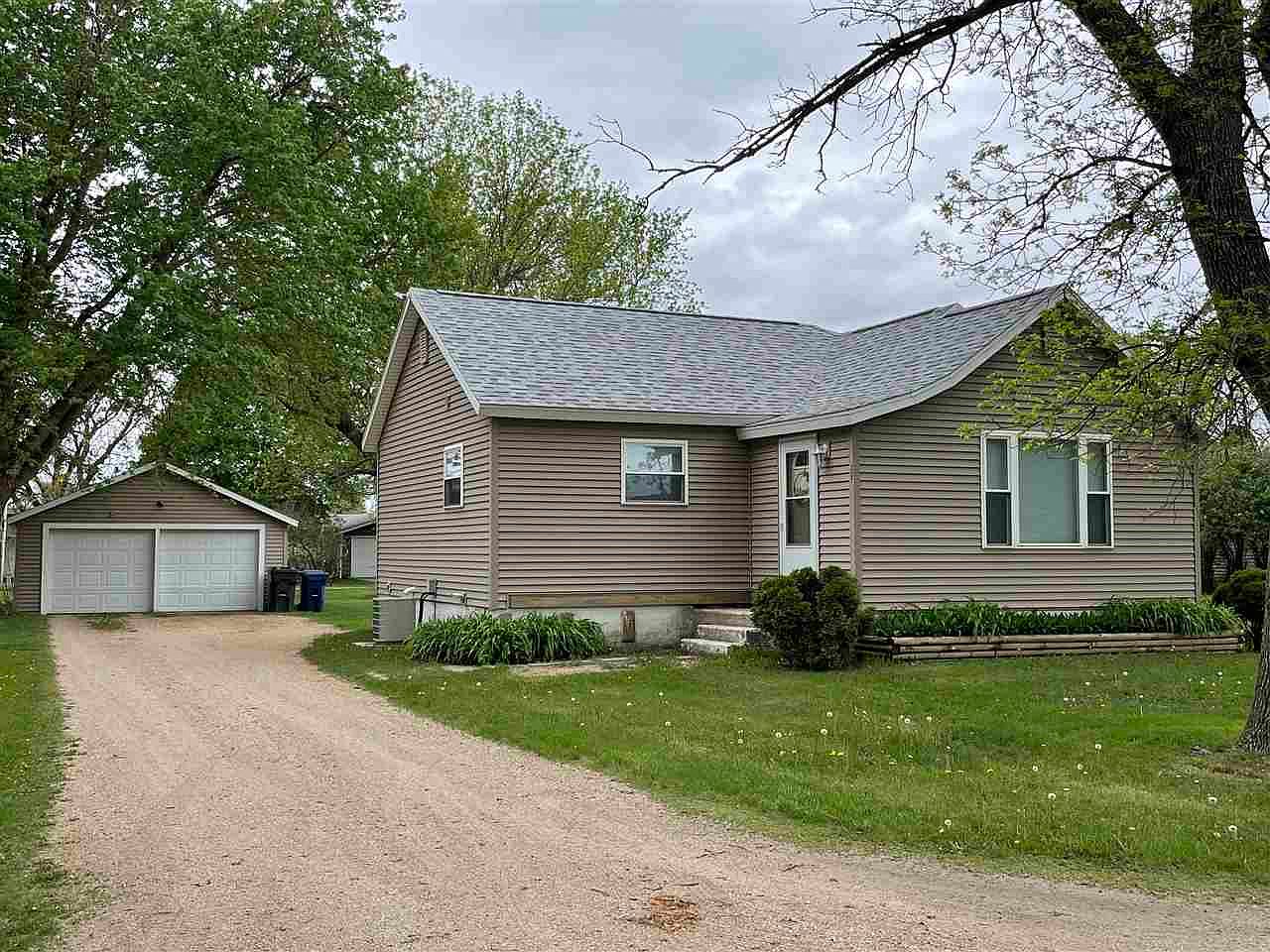 207 S Adams St, Everly, IA 51338 | Zillow