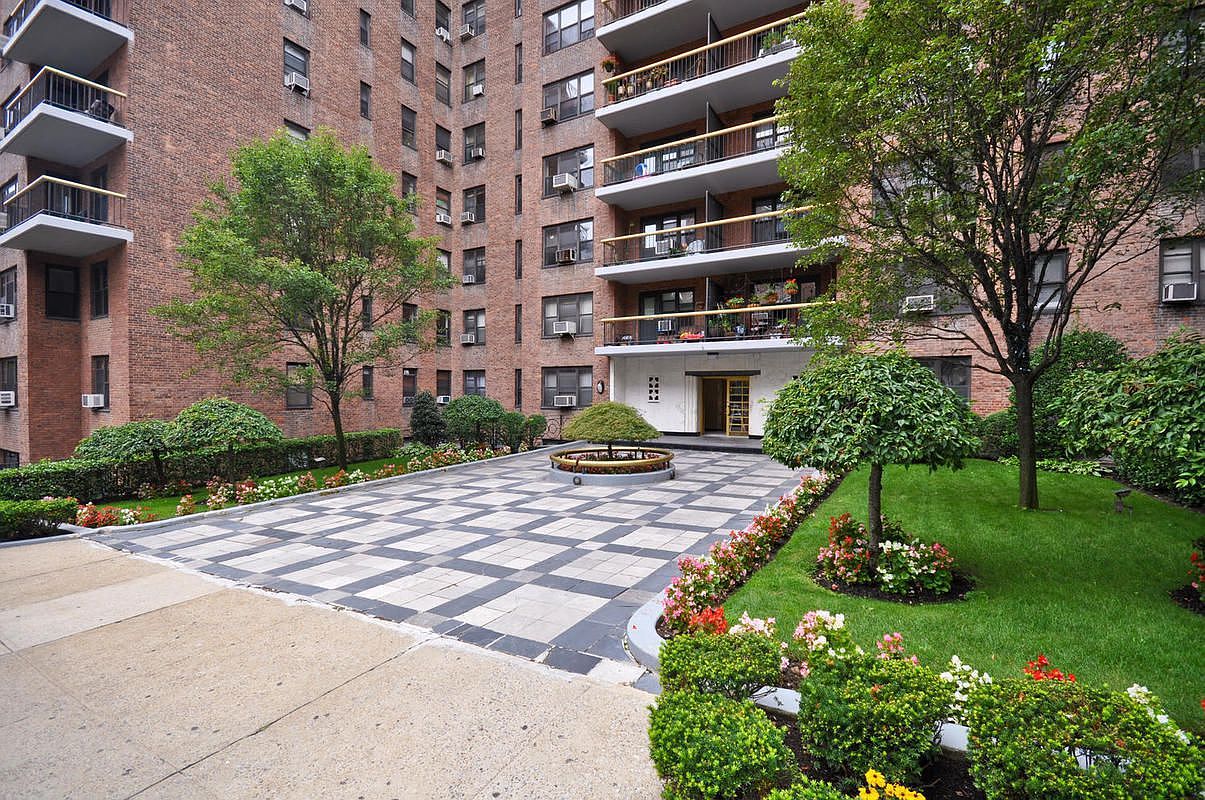 6776 Booth St APT 3A, Forest Hills, NY 11375 | Zillow